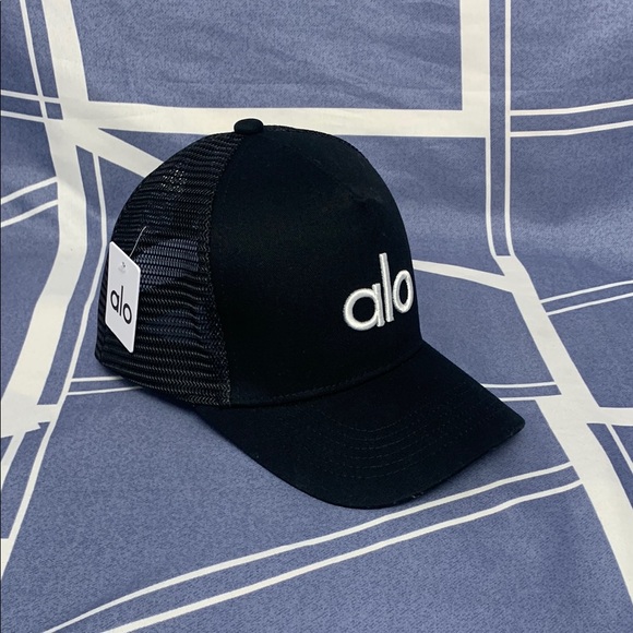 ALO Yoga | Accessories | Alo Yoga Black And White Trucker Hat With Mesh ...